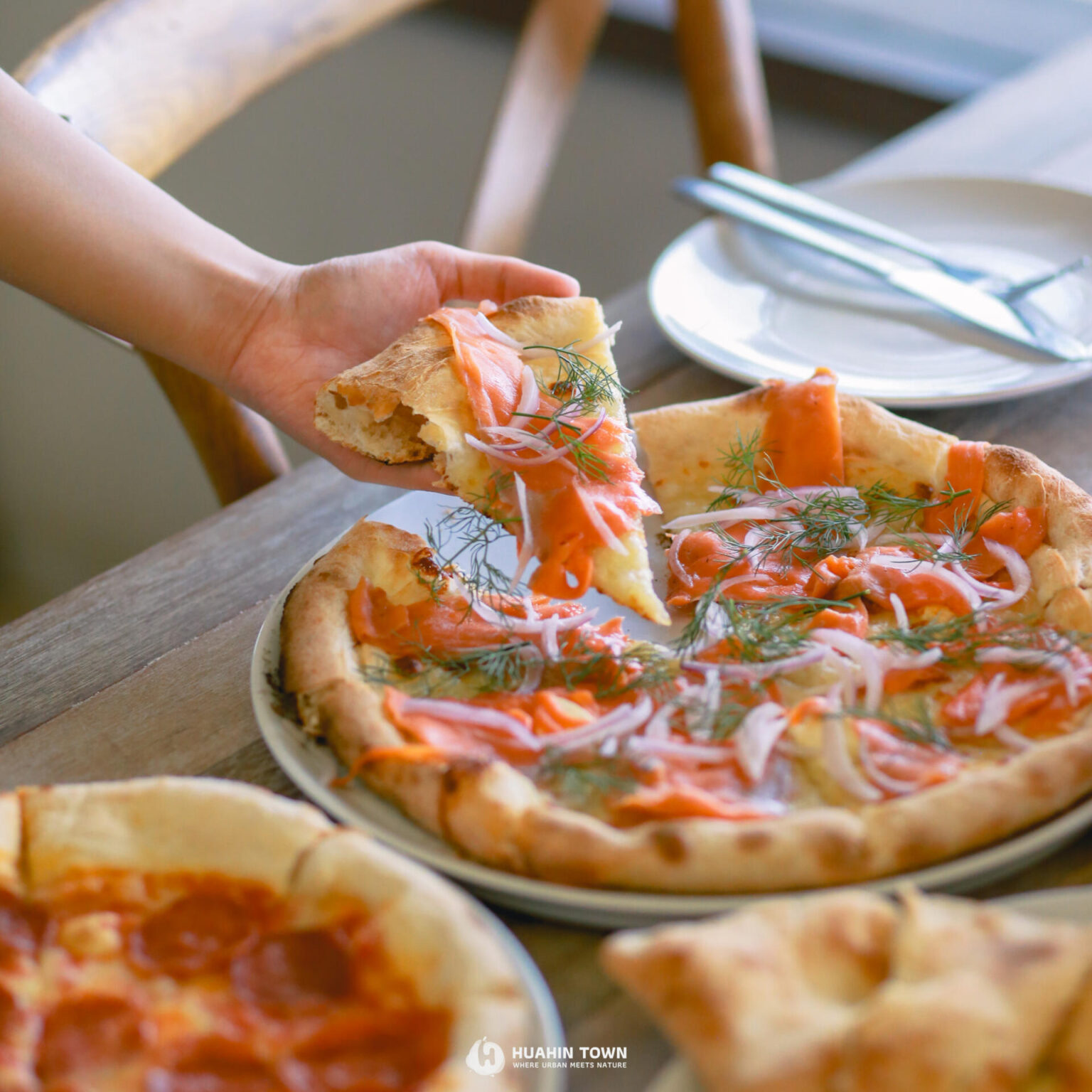 พิซซ่าเตาถ่านริมทะเลหัวหิน "Pizza By Andreas" ราคาหลักร้อย แต่วิวหลัก ...