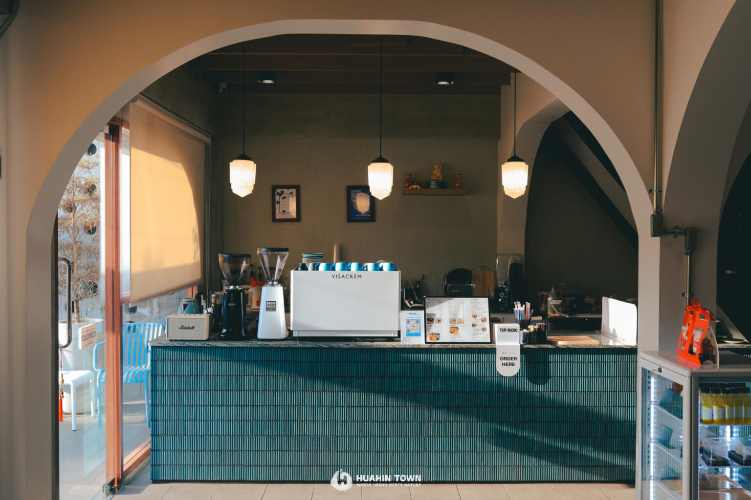 จุดเช็คอินใหม่ คาเฟ่สไตล์มินิมอล ปราณบุรี "The Brook Cafe" มูดดี ถ่าย ...